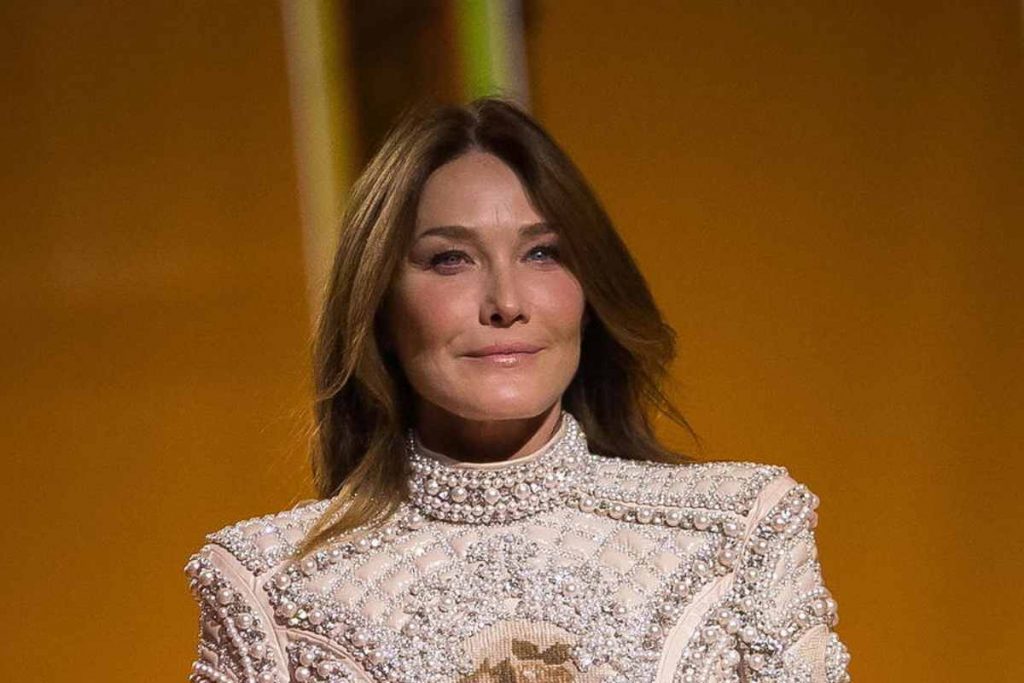 Carla Bruni divina sul red carpet di Cannes: 55 anni, sembra una ...