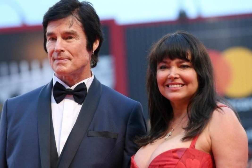 Ronn Moss, chi è la moglie Devin DeVasquez: tutto su di lei - CineLoL