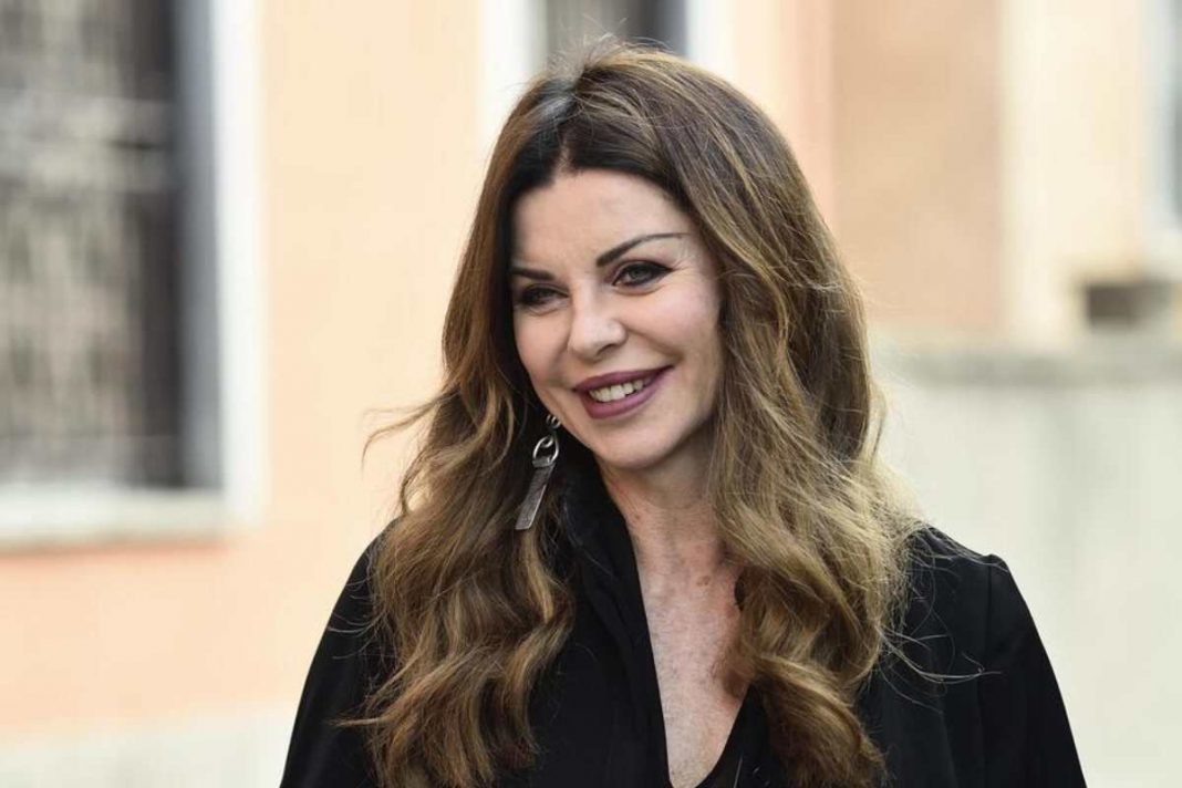 Alba Parietti, 61 anni e il fisico di una teenager: spunta il selfie in ...