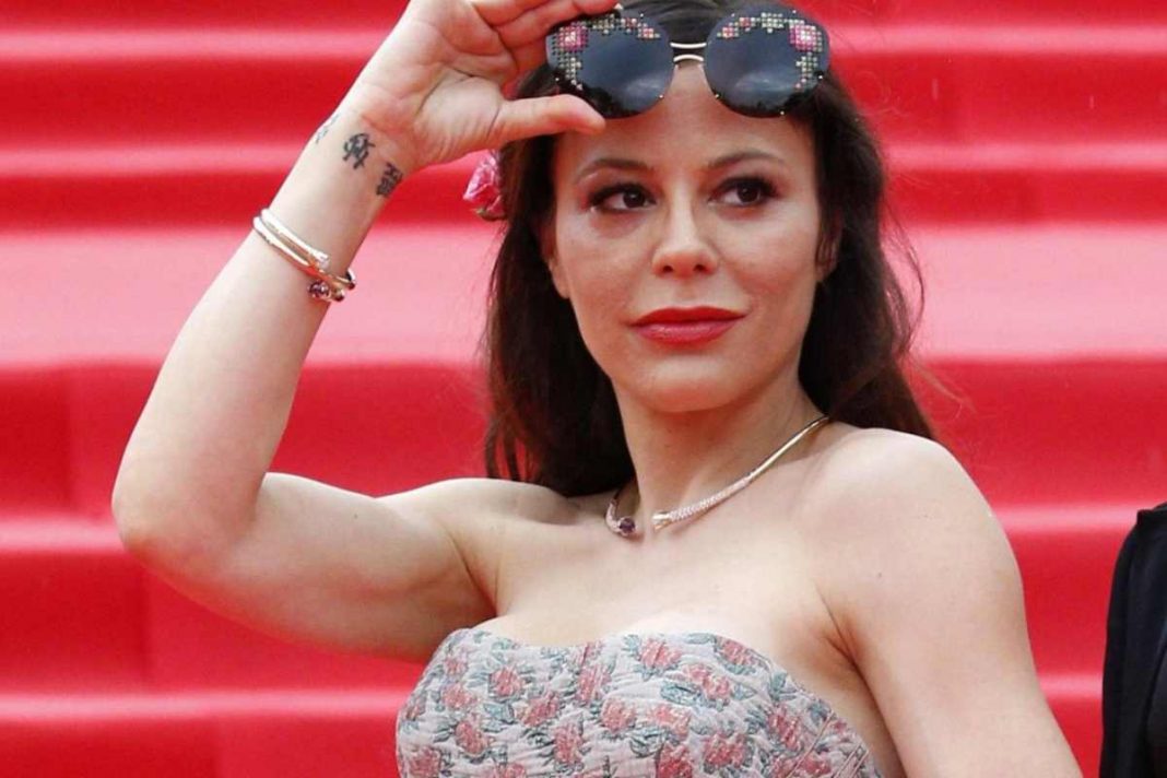 Naike Rivelli, il video in cui imbocca i suoi maiali domestici è virale: dolcezza infinita - CineLoL